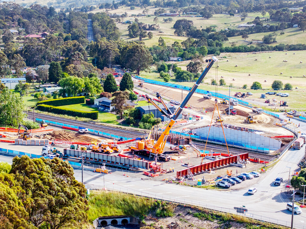 Beveridge to Albury: Craning in the new Wandong bridge - Inland Rail